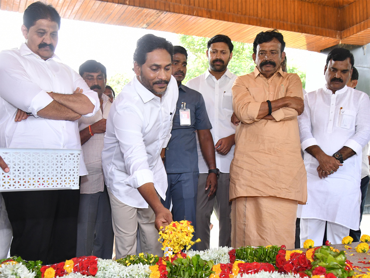 ఇడుపులపాయలో వైఎస్‌ జగన్‌ (ఫొటోలు) | YS Jagan Pays Tribute To Dr YS Rajasekhara Reddy At YSR Ghat ...
